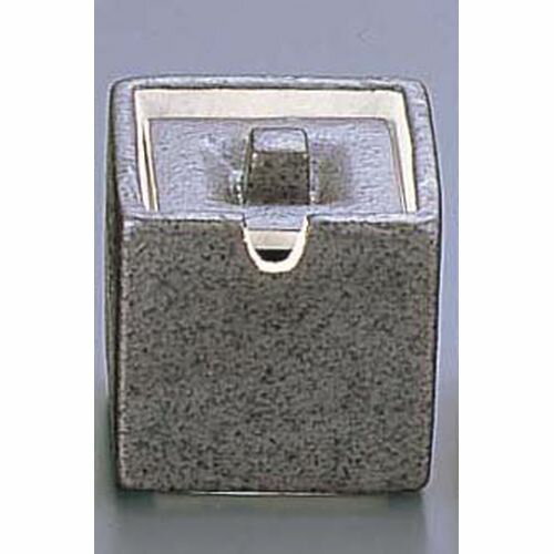 エムズジャパン いぶし黒 スタック七味入 T03-11 RKS6001 JANコード 4560342470702●間口×奥行×高さ(mm):45×45×45●材質：陶磁器■瀬戸焼スタックカスターシリーズは各アイテムの胴寸法を同じにすることで...