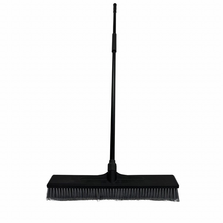 【商品説明】●現場のプロが納得の掃き心地。【商品詳細】●600mmのワイドタイプで広い敷地をラクラクお掃除。●楽な姿勢でも掃除がしやすい45°で設計(他社70°)。●掃き漏れ、掃き残しのストレスを軽減。密度の高い特殊ブラシでチリや砂、砂利な...