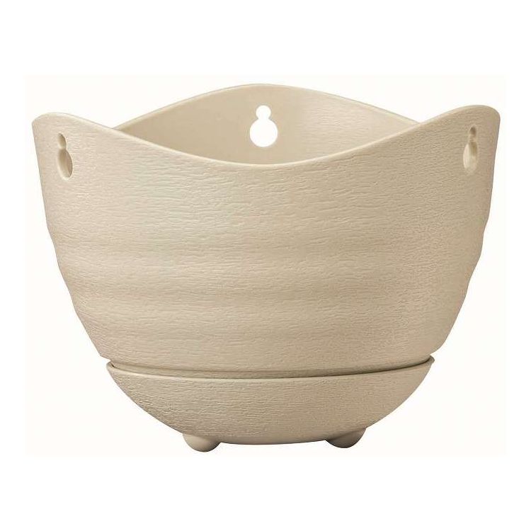 ●フレグラーシリーズ。【商品情報】●素焼きのような質感と緩やかなウェーブが特徴。●飽きのこない高いデザイン性だけでなく通気性のよい鉢底など機能面も充分。●豊富な形状・サイズバリエーションで、1本仕立てに適したポットから寄せ植えに最適なプラン...