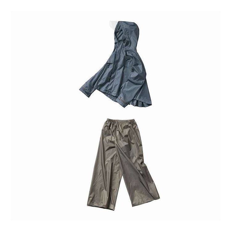 【商品情報】●ワイドシルエットでゆったり、すっきり重ね着できるレインスーツです。●折込式透明つばや反射プリント付きです。●タオルも入る内ポケットもあります。●ワイドパンツなので、長靴やスニーカーをはいたまま着脱可能です。●持ち運びに便利な収...