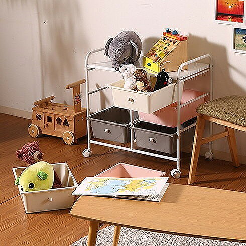 カラフルなキッズ収納です。引き出しはすべて引き出すことができる仕様になっており片付けがしやすく便利です。引き出しやすい取っ手付きです。キャスター付きで移動もラクにできます。【本体サイズ】W630×D365×H615mm【重量】4.4kg【材...