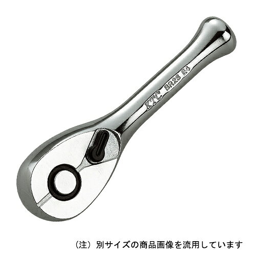 【用途】ソケットなどと組合せて、ボルトの締め緩めができるハンドル。【機能・特徴】ヘッド部に一体式クロウを採用する事で厚さを従来比20％減のコンパクト化しています。36枚ギアを採用し、10度の細かい送り角度を実現しながら、2ヶ所をクロウで支持...