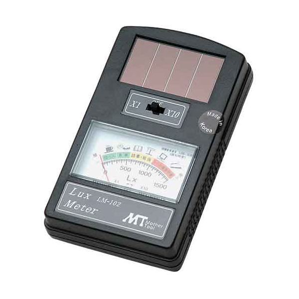 【商品特長】【用途】簡易照度計。【機能・特徴】アモルファスソーラー電池を使用しています。【仕様】●測定範囲：0〜15、000Lux。●受光センサ：アモルファスソーラー電池。●サイズ：63(W)×105(H)×25(D)mm。●重量：約70g...