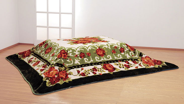 サイズ：約190×240cm重さ：約4kg素材：側生地（毛羽部・基布部）：ポリエステル100％、中材：ポリエステル100％（遠赤綿入り）備考：手洗いOK!※花柄のデザインが多少異なる場合がございます。※こたつは商品に含まれておりません。製造...