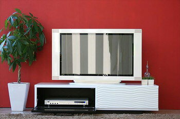 ローボードWHとBKの鮮やかなコントラストが美しいSUシリーズ。 引出し前板には、変化を出すため波状に仕上げました。 引出し（フルスライド）内部は仕切板を1枚付け整頓し易くした。 DVD機器などの配線を通すコード穴を裏面、天面に1箇所つけて...