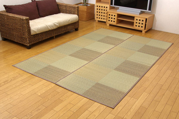 濃淡をはっきりとさせた市松柄のイ草カーペットです。い草には空気の自然浄化作用、湿度の調節作用などがあります。また汚れにくく、使用するうちに黄金色に変化し味が出ます。い草に青森ヒバ加工を施しています。（抗菌、防臭効果）フローリングを傷つけにく...