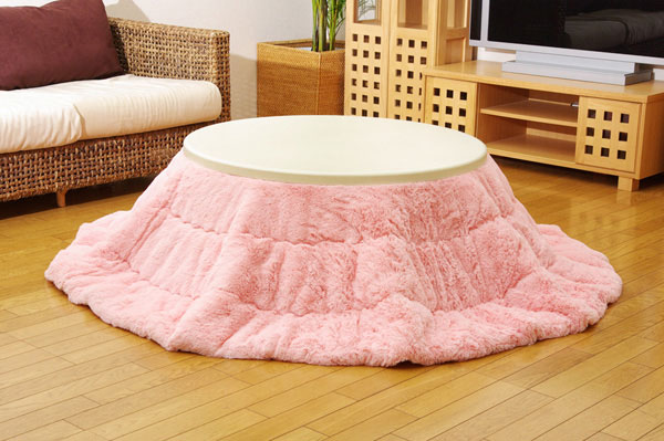 シンプルモダンなデザインの円形こたつ布団です。フィラメント（ポリエステル長繊維）を使用しています。遊び毛が出にくく、さらさらした肌感触です。裏地には保温性の高いマイクロファイバーを使用しています。薄手なので折りたたんでもかさばらず、コンパク...