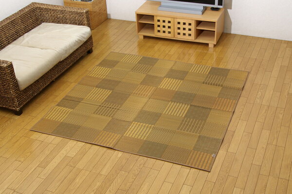 【商品詳細】■特徴いろいろな織りを組み合わせたパッチワーク風のい草カーペットです。織り方によって違う複数の肌感触をお楽しみ頂けます。落ち着いた色目でモダンな雰囲気に仕上げました。国産（九州産）のい草を使用しています。一本一本が太く、表皮が厚...