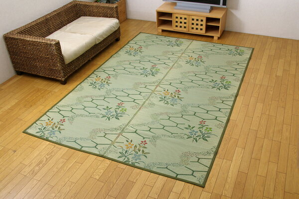 【商品詳細】■特徴様々な色を使用した、華やかな亀甲柄い草カーペットです。い草には空気の自然浄化作用、湿度の調節作用などがあります。また汚れにくく、使用するうちに黄金色に変化し、味が出ます。い草に青森ヒバ加工を施しています。（抗菌・防臭効果）...