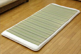 【商品詳細】■特徴国産（九州産）のい草を使用したネゴザ（寝ござ）です。一本一本が太く、表皮が厚く繊維がキメ細かいので、弾力性があり、耐久性に優れています。い草には1．綿の約3倍の吸湿性があり汗のじめじめを軽減します。2．湿度の調整作用があり...