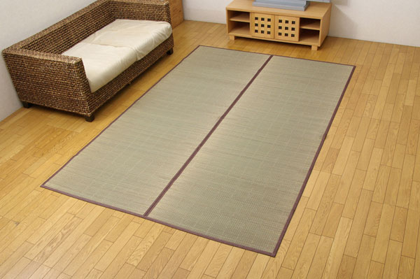 　【商品特徴】お部屋に敷きやすいベーシックなデザインの裏貼りい草カーペットです。。い草に青森ヒバ加工を施しています。（抗菌、防臭効果）フローリングを傷つけにくいよう裏には不織布を貼っています。　【サイズ】約261×261cm　江戸間4.5畳...