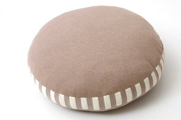 原産国:中国素材:側地=ポリエステル65%、綿35% 中綿=ポリエステル100%※30℃以下の水温で弱い手洗いで洗濯してください。（洗濯機は使用できません。） 干し方＝日陰のつり干しがよい。表地にニット素材を使用したクッションです。伸縮性が...