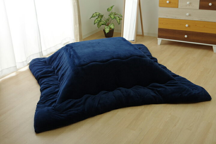 中わたに抗菌防臭加工を施した無地のこたつ布団です。側地には柔らかく、肌触りの良いフランネル生地を使用してます。毛足が短いので掃除機もかけやすく、毛足にゴミや埃が絡みにくいという特長もあります。両面使用可能なリバーシブルタイプです。また、表地...