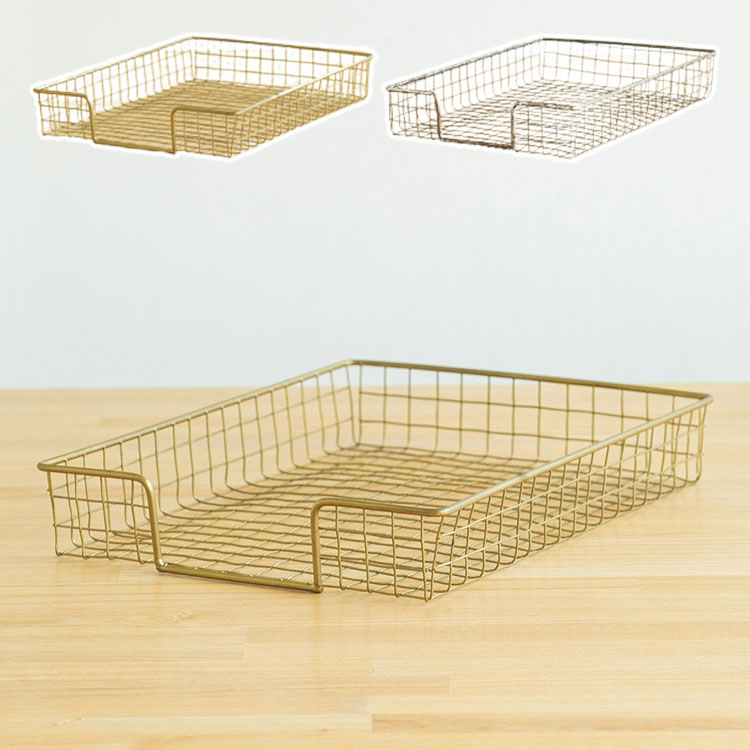 ■商品サイズ幅24×奥行33×高さ6cm■素材スチール■重量1kg■生産国インド■特徴アンティーク調のスチールワイヤーを編んだペーパートレー。光沢を押さえて無機質な素材感ですが、職人の手編みにより生まれたゆがみや曲線から優しい風合いを感じて...