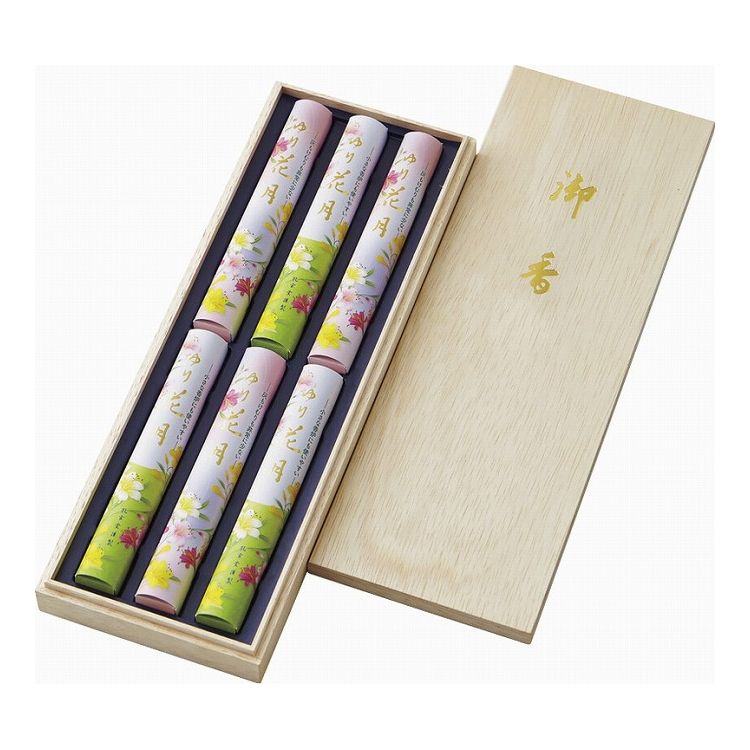 孔官堂 御香ゆり花月6入 IK727-08-06【商品説明】青空に咲き誇るゆりの花の、気品ある甘さが特長の高級線香です。 また、従来のお線香と比べ灰が散らばりにくく（特許技術）、現代的なリビング仏壇をお持ちの方でも使いやすくなっています。 ...