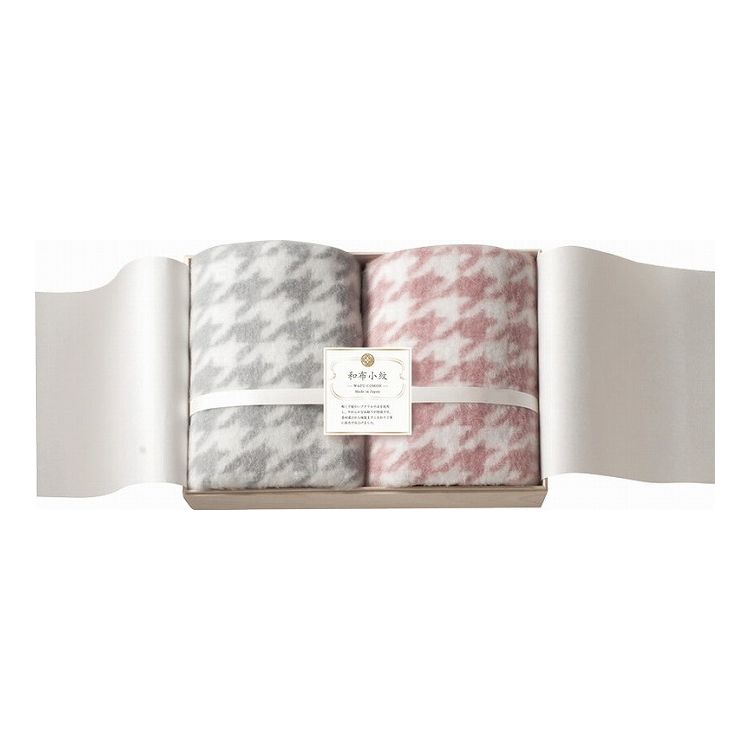 和布小紋 千鳥 ひざ掛け2P（国産木箱入） MP-880K【商品説明】どなたでも使いやすい千鳥格子柄。軽くて暖かいアクリルの糸を使用しやわらかな肌触りが特徴です。木箱に入れてお届けします。 ヨコ糸(毛羽部分)：アクリル100%、タテ糸：ポリ...