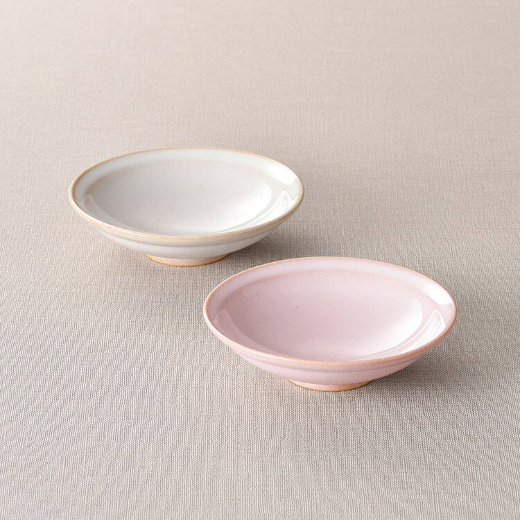 土ものらしい柔らかな風合いのピンクと白のペア鉢です。陶器径12.5×3.5cm【代引きについて】こちらの商品は、代引きでの出荷は受け付けておりません。【送料について】北海道、沖縄、離島は送料を頂きます。