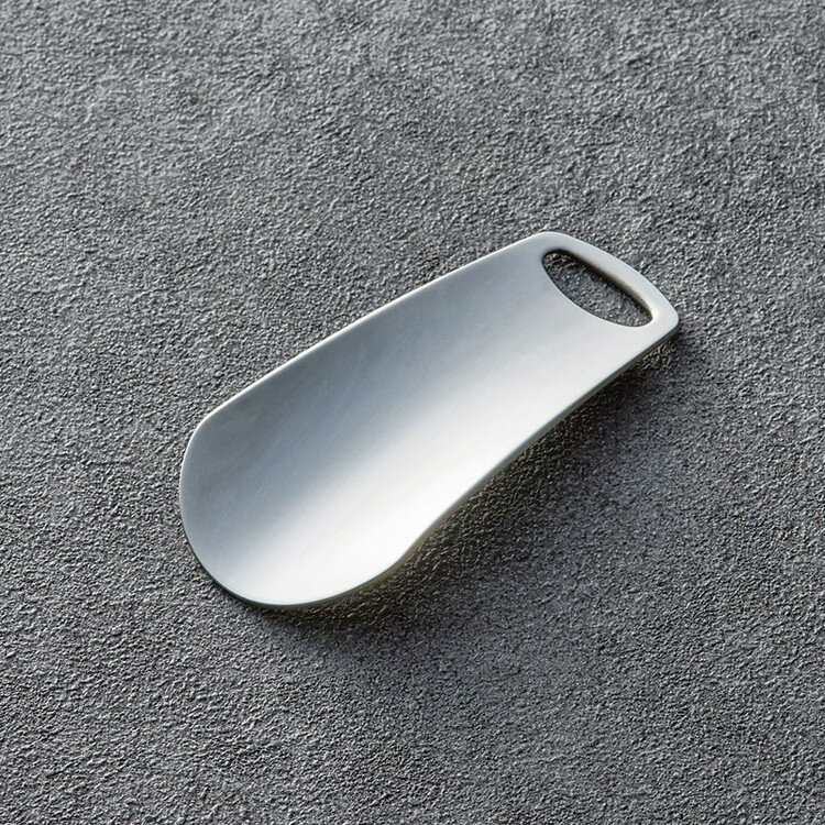 携帯用の靴ヘラ。手のひらサイズなので胸ポケットにしまえ持ち運びに便利です。18-8ステンレス8.7×4cm【代引きについて】こちらの商品は、代引きでの出荷は受け付けておりません。【送料について】北海道、沖縄、離島は送料を頂きます。