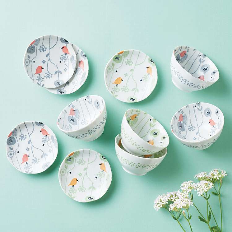 小鳥たちのさえずりが聞こえてくるような、爽やかで優しい食卓に…あなたの生活に楽しさと癒しを届けてくれます。ボウル（径11×6cm）・プレート（径12.5×2cm）×各5磁器電子レンジOK 【代引きについて】こちらの商品は、代引きでの出荷は受...