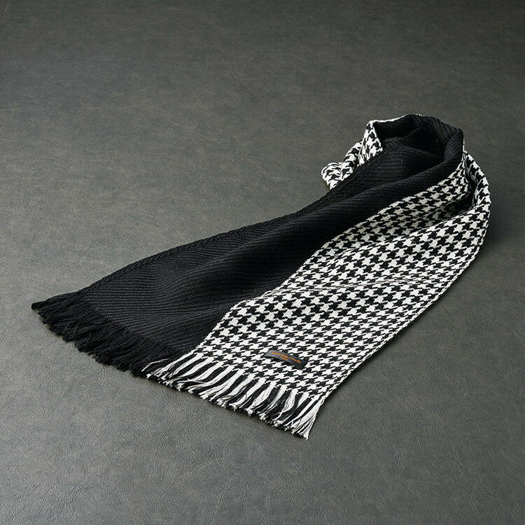 職人たちが長年培った妙技を大正時代の豊田式自動織機でゆっくり丁寧に織り上げる上質のウールマフラー。柔らかいウール素材をしっかり織り上げているのに優しい肌感触の風合いに仕上げるそれが妙技です。埼玉県入間市で生産しています。そのままショールのよ...