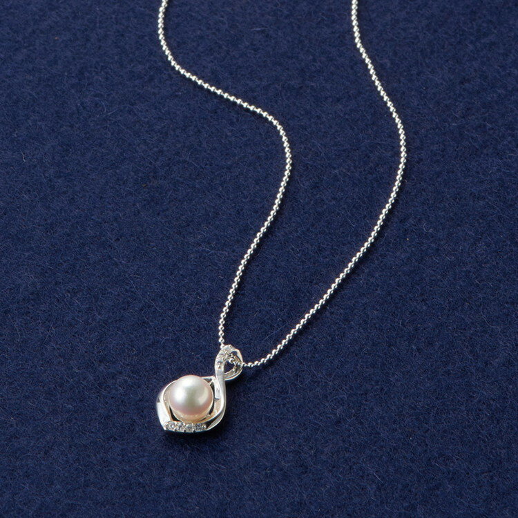 あこや真珠とシルバーのドロップデザインがぴったりとマッチした大人のペンダントです。カジュアルからフォーマルまで幅広く活躍いたします。あこや真珠（約7〜7.5mm）、シルバー925、キュービックジルコニア全長約40cm、トップ:約2×1.1c...