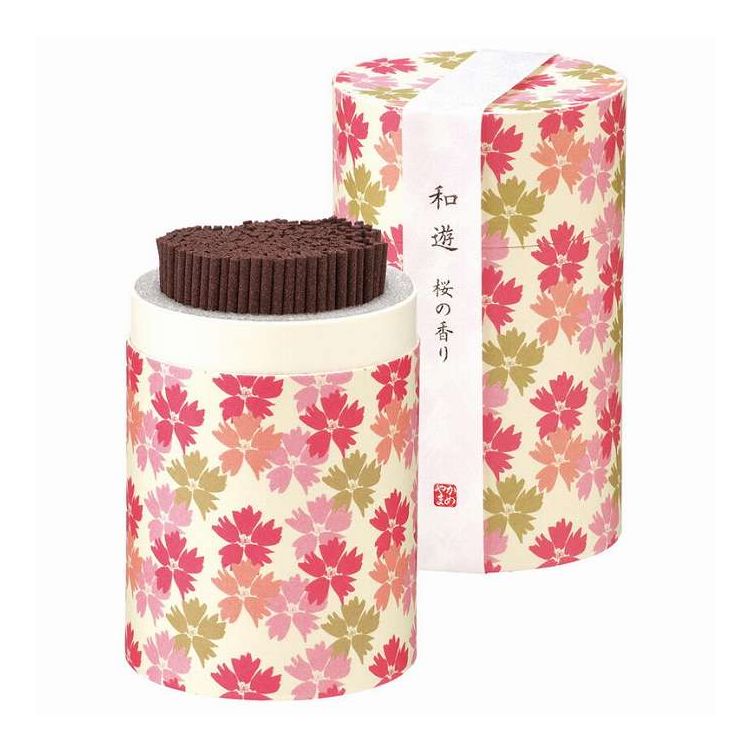 白檀、丁子、桂皮などの生薬をふんだんに配合しフローラルのエッセンスを加えた、やわらかな春の日差しを感じる桜の香り。日々の暮らしに遊び心と和心を・・・「和遊」は、パリと京都のデザイナーがコラボレーションした遊び心ののある和モダンデザインのシリ...