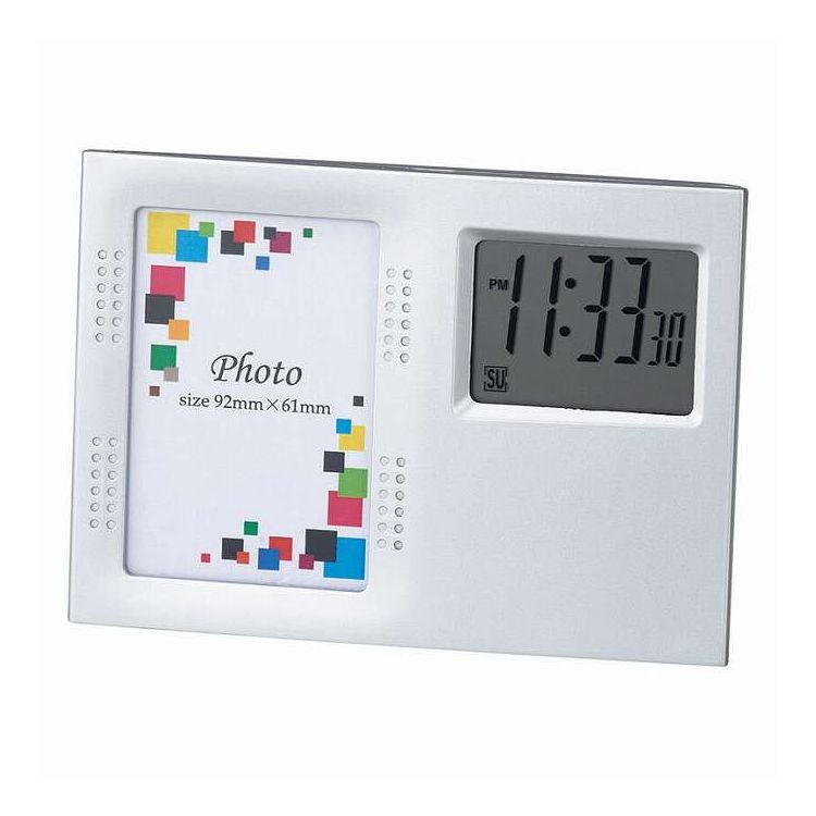 お気に入りの写真を手軽に飾れるデジタルフォトクロックです。機能:時計、アラーム、カレンダー、ストップウォッチ、フォトフレーム★単4乾電池1本使用（別売）★機能:時計・アラーム・カレンダー・ストップウォッチ・フォトフレーム【セット内容】-サイ...