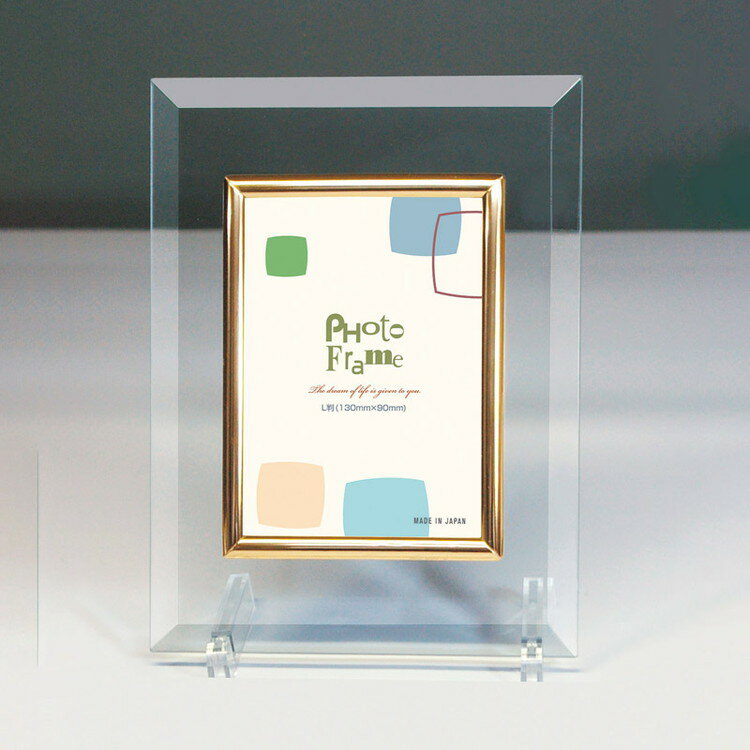 透明感が美しいガラスフォトフレーム。日本製★L版（127×89mm）1枚用★卓上用【セット内容】-サイズ：20×15cm重量/容量：0.5kg箱サイズ：21.7×17.4×2.2cm材質：再生ガラス【代引きについて】こちらの商品は、代引きで...