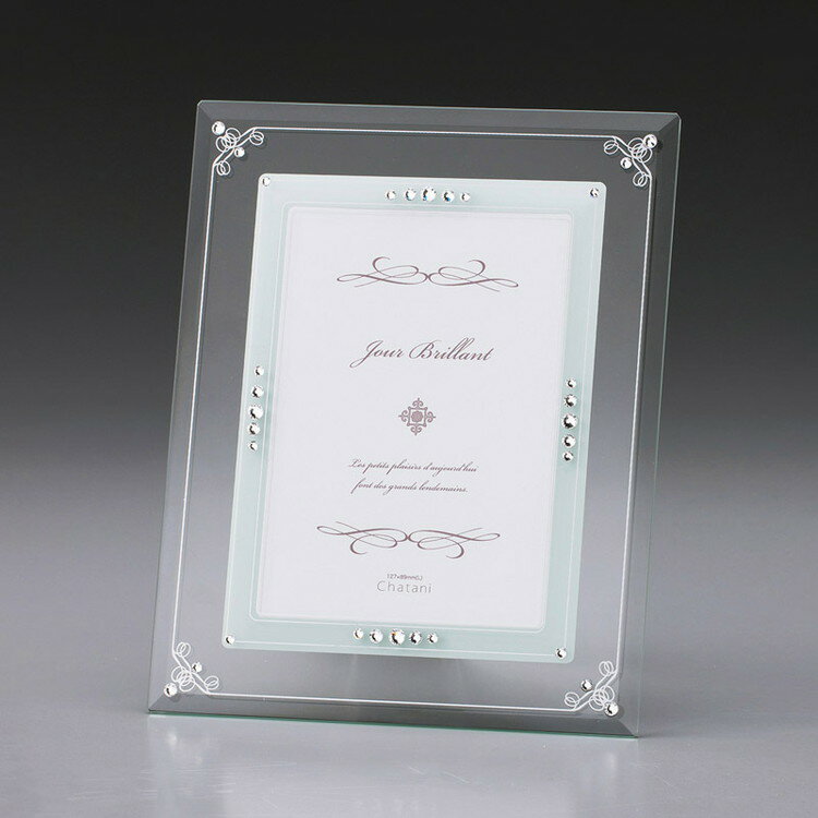 美しいガラスに施したエレガントな飾りとラインストーンが光り輝くシンプルで品の良いフォトフレーム。透明感と上品な輝きが記念日や思い出の1枚をより一層引き立てます。★サービスL版（127×89mm）1枚用★卓上用【セット内容】-サイズ：18.5...