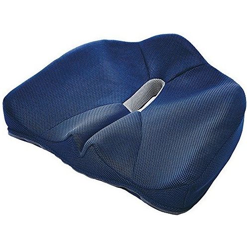 【商品詳細】立体的な座面で骨盤を立て、正しい姿勢に。腰にかかる負担を軽減。外側から腰回りを包むようにフィット、竹炭配合の低反発ウレタン使用。溝のある突起で自然に足を広げ骨盤をより立ちやすくサポート。立体Wカーブ形状座面、お尻から太ももにフィ...