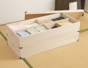 ■商品についてたとう紙に入った着物を約10〜11枚収納できます桐材は内部を一定の湿度に保とうとする働きがあります。桐衣装箱は大切な衣類の保管に最適です。着物がたとう紙ごと入る大きさで、タンスの上や押入れに置ける桐衣装箱です。家具で有名な九州...