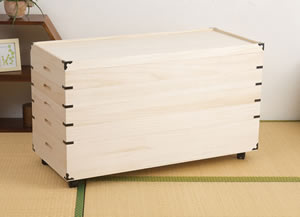 ■商品について桐材は内部を一定の湿度に保とうとする働きがあり、衣類の保管に最適です。重ねて収納でき、キャスター付きで移動も簡単。衣類の収納に適した桐収納ボックス。幅が少し大きめに作ってあり、92cm幅までのたとう紙が入ります。家具で有名な九...