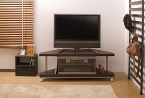 ■商品についてスタイリッシュなデザインのコーナーテレビ台。スチールと木製との相性抜群でカラーもダークブラウンとシルバーの配色も絶妙。同シリーズの突っ張りラックと合わせればデッドスペースのコーナーがお洒落な空間に。お掃除や配線処理等に便利なキ...