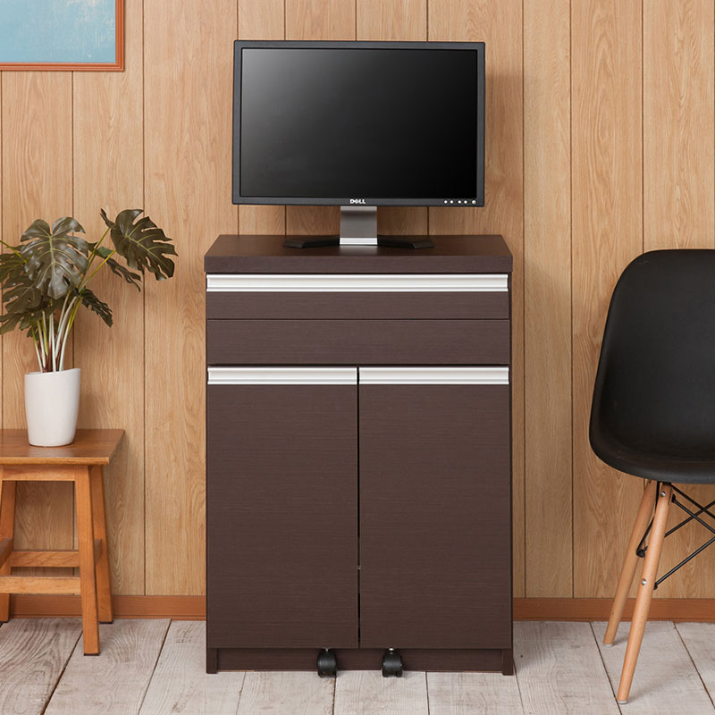 ■商品について/パソコンを使うデスクの廻りは、配線や資料などでちょっと煩雑に見えがち。もっとリビングを格好良くお洒落にしたい。そんなお悩みを解消するのが、幅60cmの省スペースなキャビネット型のパソコンデスク。使う時は機能を最大限発揮して、...