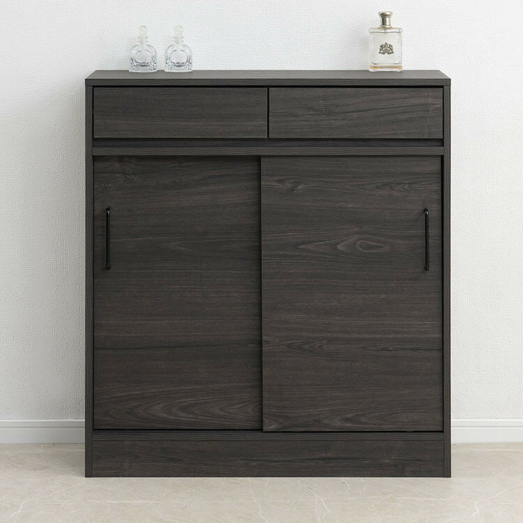 ブラック木目が放つ高貴な印象の【Blacker】ブラッカーシリーズ。薄型スリム設計でデッドスペースを造り付けの様なスッキリとしたデザインで大量収納が可能。スリムチェストタイプは細かく分かれた4杯の引出しが雑多になりがちなリビングの小物を小分...