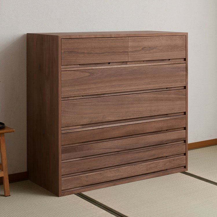 取っ手金物のないシンプルに仕上げたモダンな印象の桐箪笥。洋室などのフローリングにも合うデザインはリビングの中心にもはまる仕上がり。桐材は内部を一定の湿度に保とうとする働きがあるので大事な着物や洋服などを湿気から守る桐箪笥にしまうのがベスト。...
