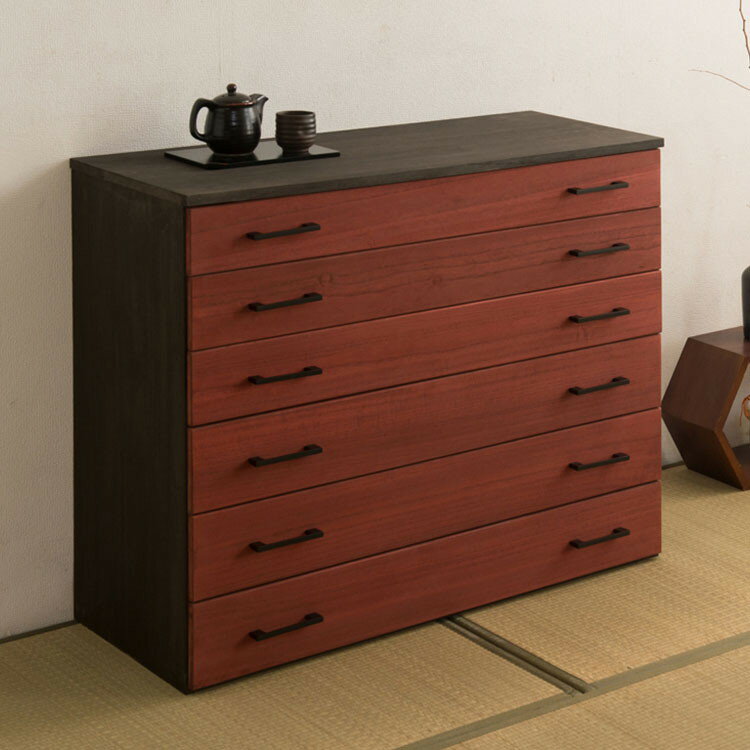 桐箪笥というと今もなお普遍的なデザインであり、変わらずとも継承していく良さがあるから。これを継承しつつ深みのある朱×漆黒の存在感を演出。和の域にとどまらず、新たなカルチャーやムーブメントが生まれ、インテリアをより魅力的なものにする『朱雀』誕...