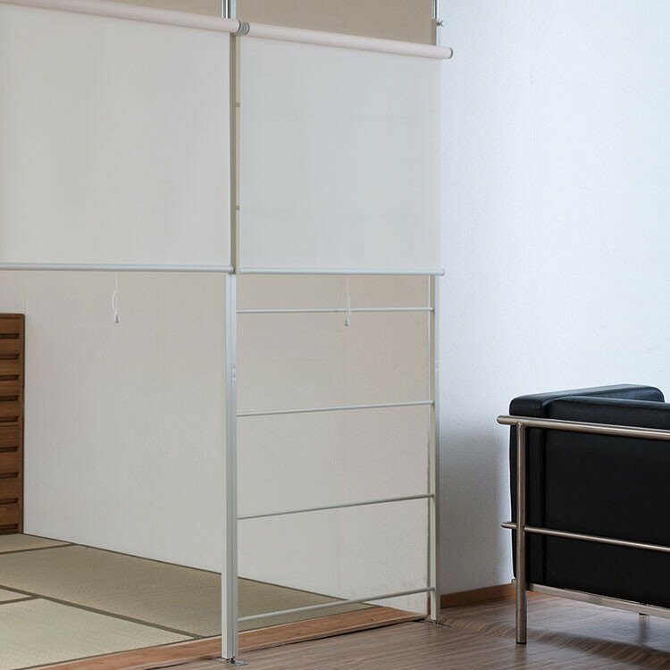 パーテーションが欲しい、でも完全に仕切ってしまうと圧迫感があって部屋が暗い。そんな要望に普段はラダーで軽く間仕切り、スクリーンを下げれば完全間仕切りと2WAY対応可能なパーテーション【Carol】キャロルシリーズ。インテリアを重視したパーテ...