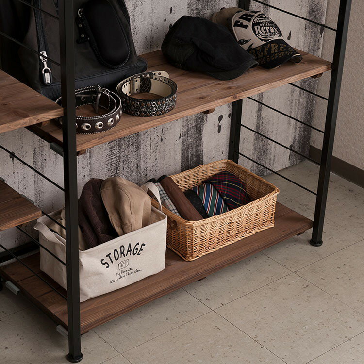 ヴィンテージな風合いの棚板を使用した『Radi』ラディシリーズ用追加棚板。突っ張り式で高い位置まで棚板をセットできるタワー型。棚板を10cm間隔で好みの位置に自由にセットできる楽しい家具。ディスプレイ空間とハンガーラックで見せるワードローブ...