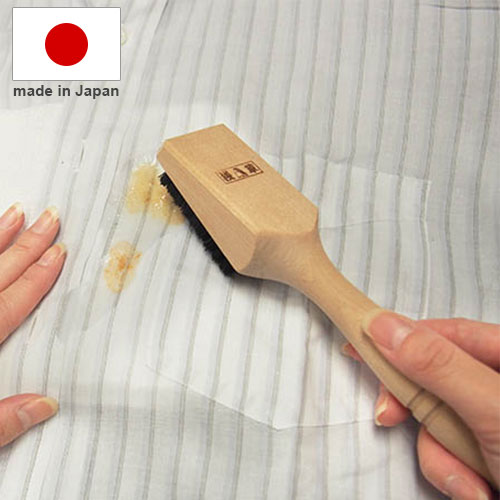 【商品説明】◆プロのクリーニング屋さんがしみ抜き、洗濯に使っているブラシでご家庭でも簡単にプロのしみ取りが可能です。◆ご家庭では処理が難しいしみや頑固な襟・そでの汚れなど、様々な状況に対応できる汎用性の高いブラシに仕上げました。◆硬めの黒馬...