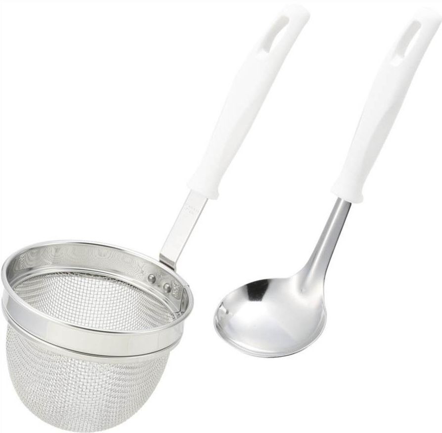 毎日のお味噌汁作りにかかせない味噌漉しセット。漉し器には、鍋の縁に引っ掛けられるストッパー付き。鍋の中に滑り込んだり、横倒しになるのを防止。容器から味噌が無駄なくきれいにすくえる、ミニサイズのおたま付き。みそ汁作りのほか、細かい野菜の下茹で...