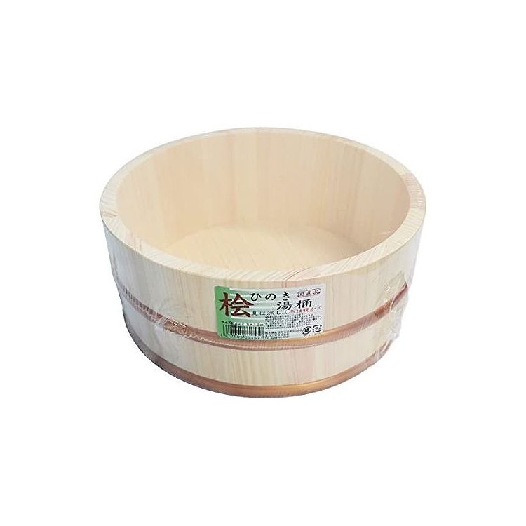 国産桧を使用した木製湯桶。タガは樹脂製。無塗装。天然素材のため、多少のささくれや表面仕上げのムラはご了承ください。ひのき特有のヤニが出る場合がありますが、木が生きている証拠で、無害です。サンドペーパー等でこすると香りが復活します。外寸サイズ...