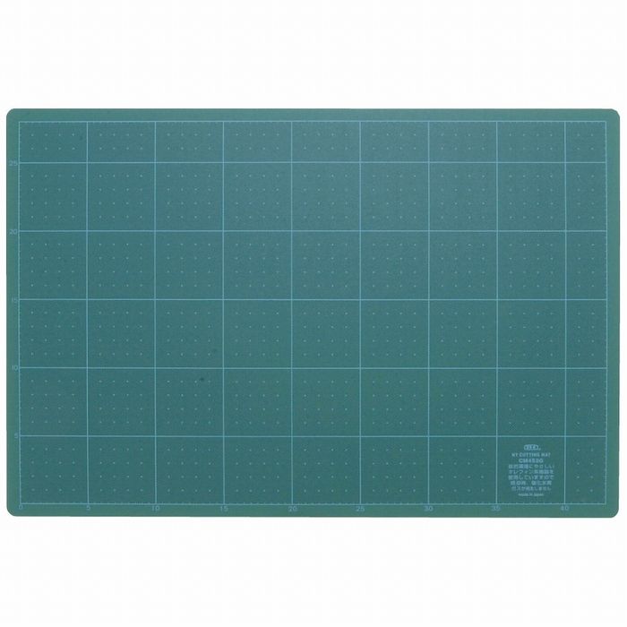 【商品詳細】再生オレフィン系樹脂を使用したカッティングマット。切り抜きに便利な罫線が両面に入っています。表面は5mm間隔の目盛り付き。裏面は便利な1cm方眼。コピーなどの印刷インクが付着しにくい素材。安定したカッティングができる3mm厚。主...
