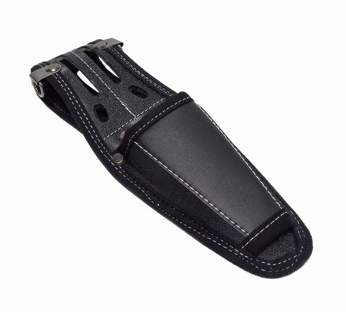 【商品詳細】スリット穴でズレ防止。好みの位置で固定可能。外寸（約）/全長260mm×幅85mm重量：約80gカラー：黒適応ベルト幅/通常のベルト通し部の場合：約60mm　　スリット穴で固定する場合：約50mm1丁差し軽量・丈夫出し入れスムー...