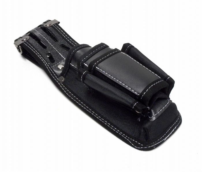 【商品詳細】スリット穴でズレ防止。好みの位置で固定可能。外寸（約）/全長285mm×幅90mm重量：約140gカラー：黒適応ベルト幅/通常のベルト通し部の場合：約60mm　　スリット穴で固定する場合：約50mm5丁差し軽量・丈夫出し入れスム...