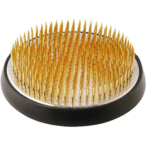 【商品詳細】底部にゴムを使用、滑ることもなく花器を傷つけたりもしません。生け花等に。生け花に欠かせない定番品。鮮やかな輝きの、真鍮針を使用。用途：生け花専用名称：丸　特大全体寸法（約）：直径102mm×高さ25mm　　※ゴムリング付は、全体...