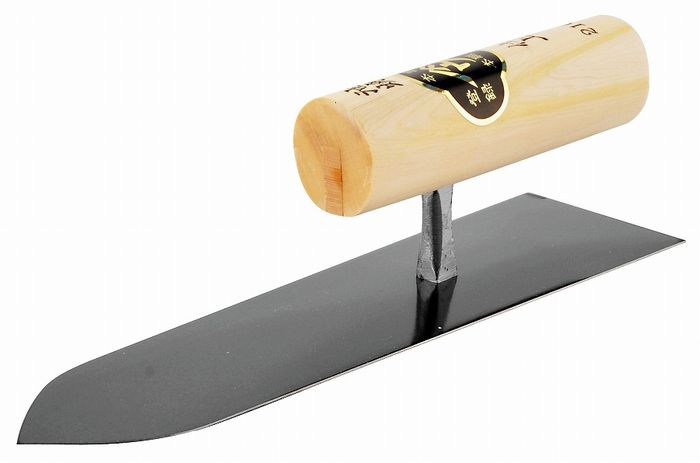 【商品詳細】伝統カシメ製作の高硬度仕上鏝です。修理ができます。用途：本職用仕上鏝全長：213mm重量：156g仕様：油焼刃：油焼、柄：木【送料について】北海道、沖縄、離島は送料を頂きます。