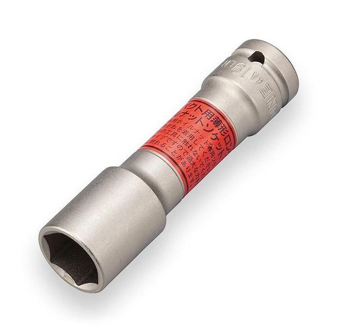 【商品詳細】自動車用ホイールナットの締めつけ・緩め作業専用にお使い下さい。ホイールナットの着脱に適した薄型形状、ロングタイプです。内側ゴムクッション付きにより傷つきやすい化粧ナット（アルミホイールなど）の損傷を防ぎます。寸法/差込角：12....