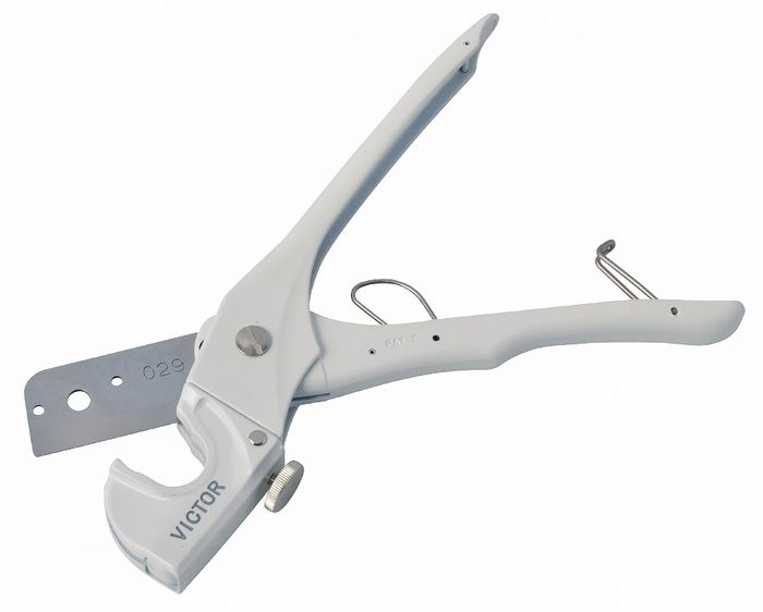 【商品詳細】給湯・給水工事の架橋ポリエチレン管やポリブデン管の切断に適しています。パイプ径に合わせた受け部によりパイプの変形を防ぎ、従来品より切断荷重が40％軽減できます。受け部をスライドさせることで、外形34mmのパイプまで対応でき、ゴム...