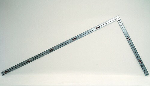 【商品詳細】長さの測定、直角の確認やケガキ作業に使用する曲尺角が薄く平たいので細かい材料にもピタリと張り付き、ケガキやすく測りやすくなっています。外側基点の内側目盛が付いています。シルバー加工で表面の反射を抑え目盛が読み取りやすくなっていま...
